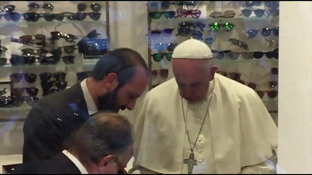 Pope pops out of Vatican, stop to get new glasses - WSVN 7News | Miami ...