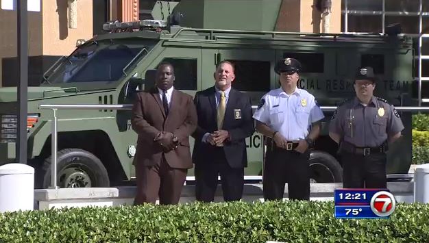 Heightened police presence at malls week of Thanksgiving - WSVN 7News ...