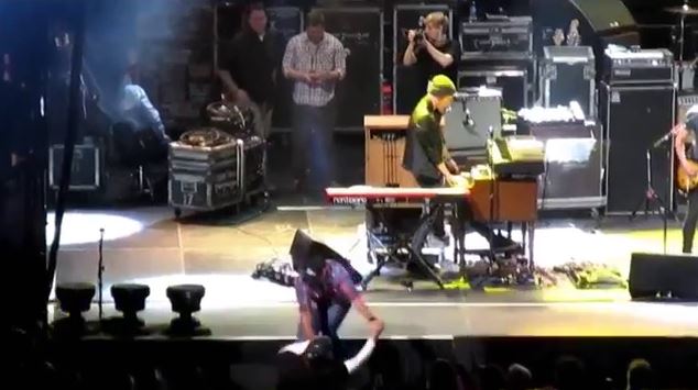 Luke Bryan slaps heckler from stage with microphone in hand - WSVN ...