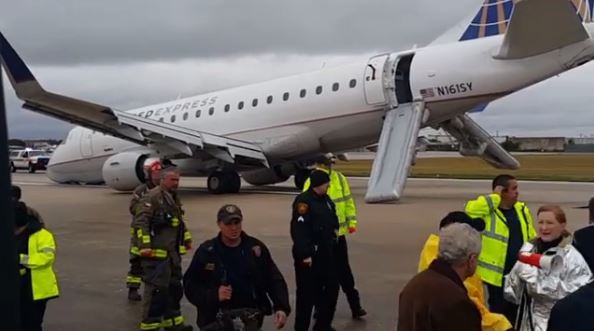 Plane landing gear collapses on landing in San Antonio - WSVN 7News ...