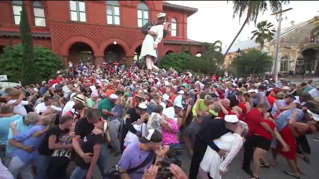 Hundreds recreate iconic WWII kiss in Key West - WSVN 7News | Miami ...