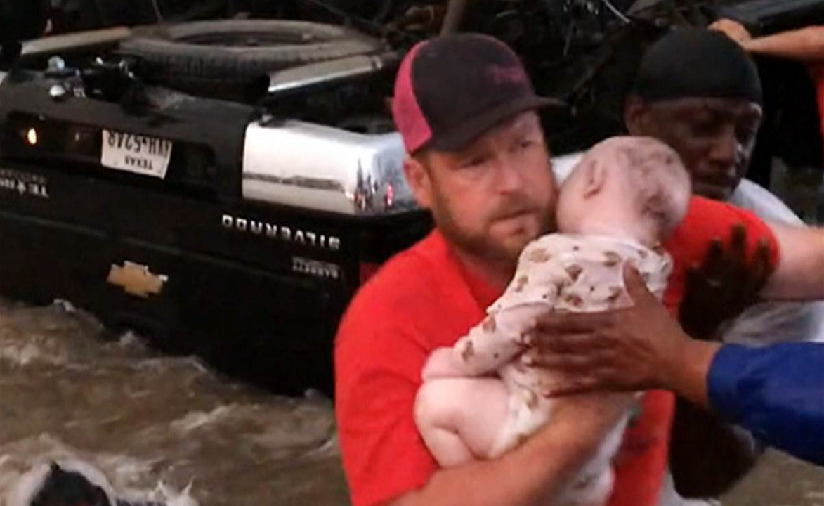 Terrifying video shows Good Samaritans rescuing babies from flooded ...