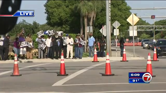 Group protests NFL treatment of Kaepernick outside Hard Rock Stadium ...