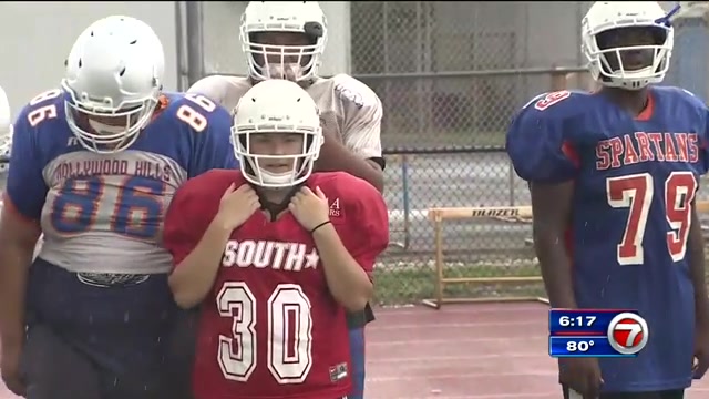 High school junior tosses TD on first pass of her career - WSVN 7News ...