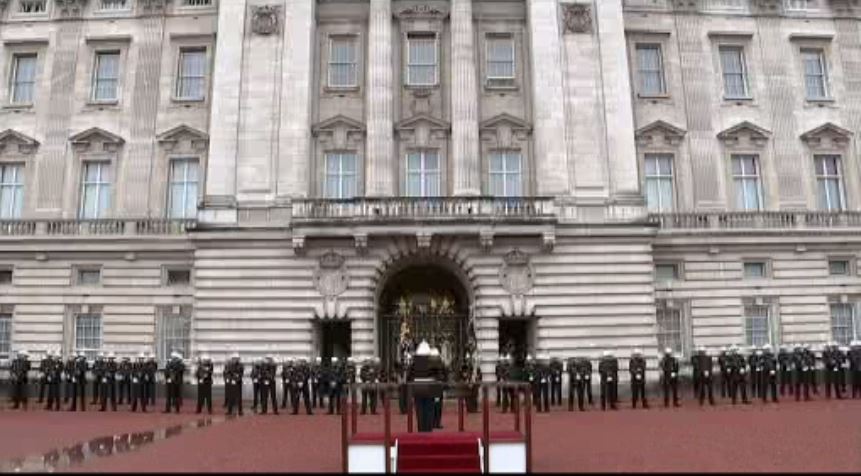 Police charge man in terror incident near Buckingham Palace - WSVN ...