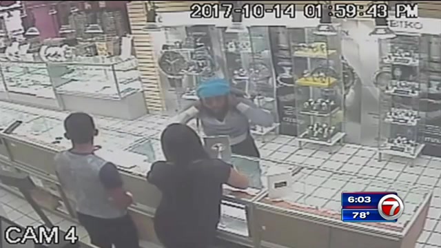 Thief flees jewelry store with stolen gold chain - WSVN 7News | Miami ...