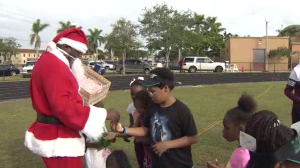 Trick Daddy hosts annual toy giveaway in SW Miami-Dade - WSVN 7News ...