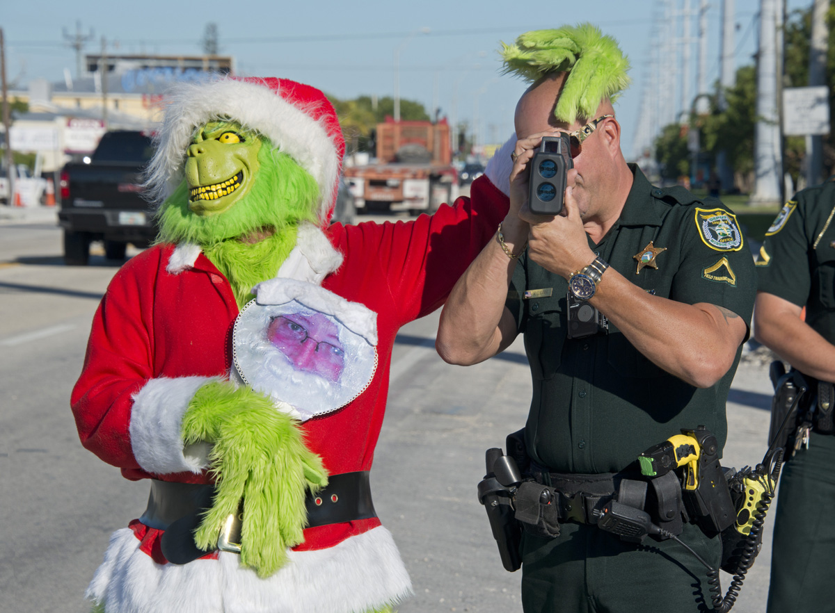 Grinch patrols traffic in Florida Keys - WSVN 7News | Miami News ...