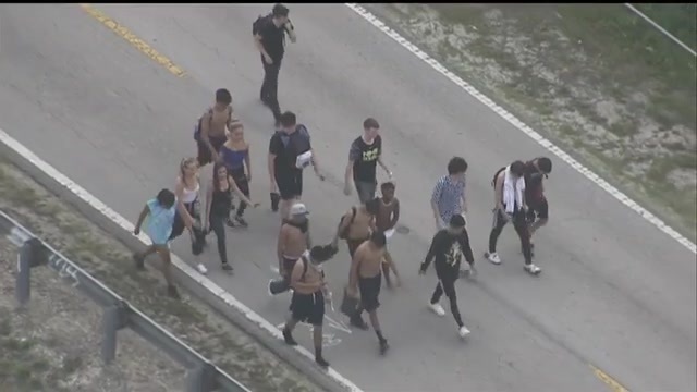 Hundreds of students leave school, walk to shooting site - WSVN 7News ...