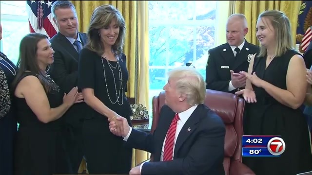 Trump welcomes hero pilot who landed Southwest plane to White House ...