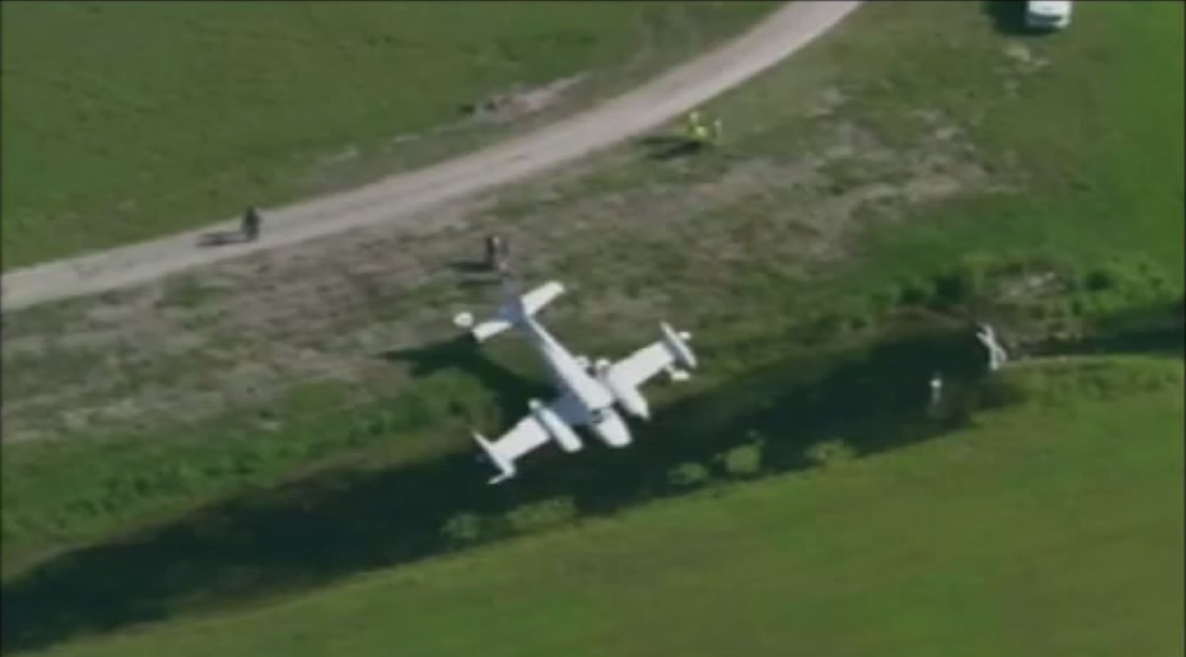 Plane leaks oil at Orlando airport after going off runway - WSVN 7News ...