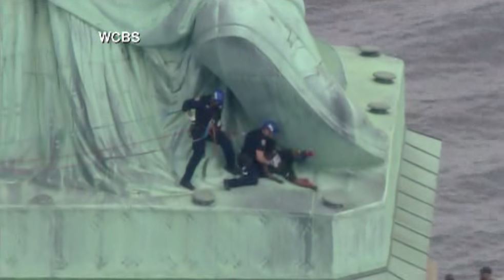 Protester’s climb shuts down Statue of Liberty on July 4 – WSVN 7News ...