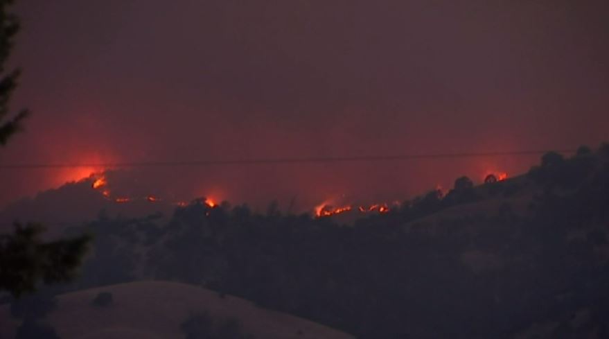 1 person dies in wildfire near California-Oregon border - WSVN 7News ...