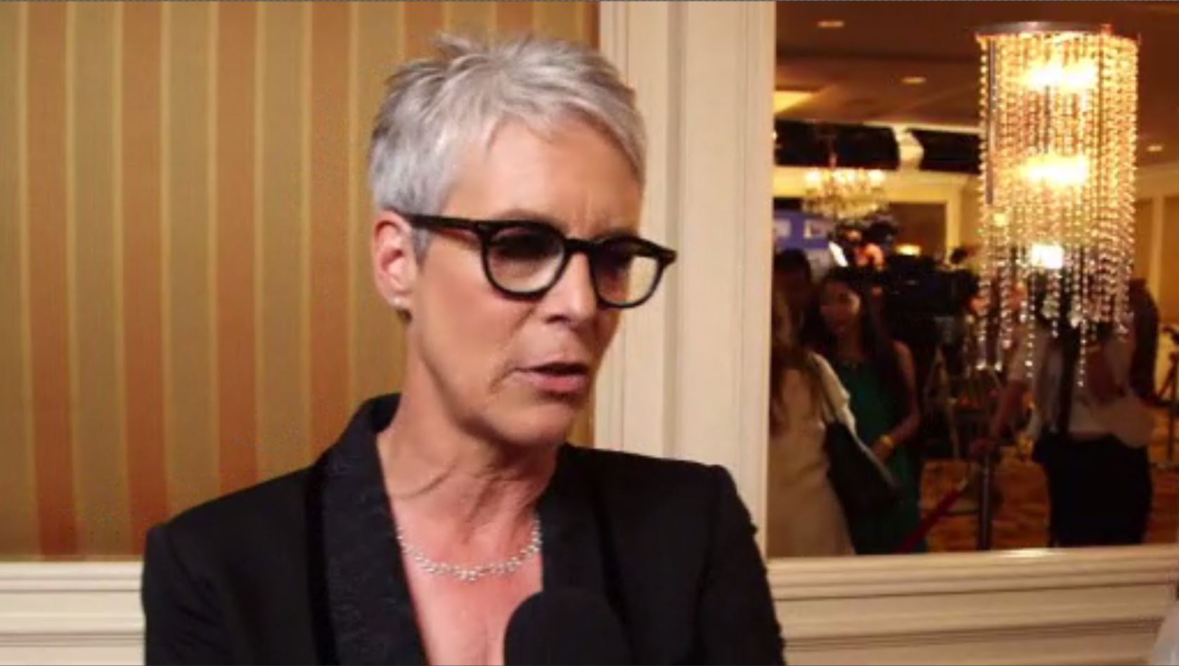 Jamie Lee Curtis hugs an emotional ‘Halloween’ fan - WSVN 7News | Miami ...