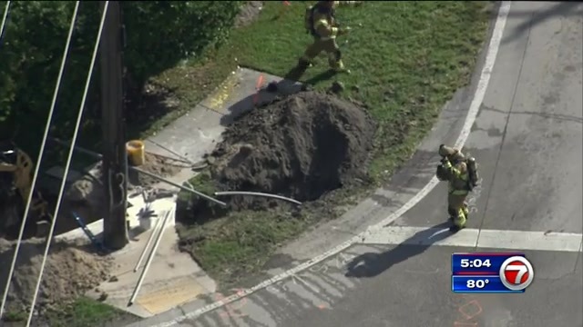 Gas line break in SW Miami-Dade causes road closure - WSVN 7News ...