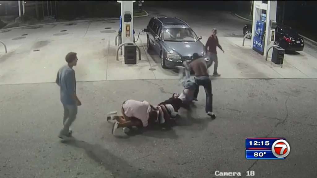 Spring breakers caught on camera fighting back during attempted robbery ... Spring breakers caught on camera fighting back during attempted robbery ...