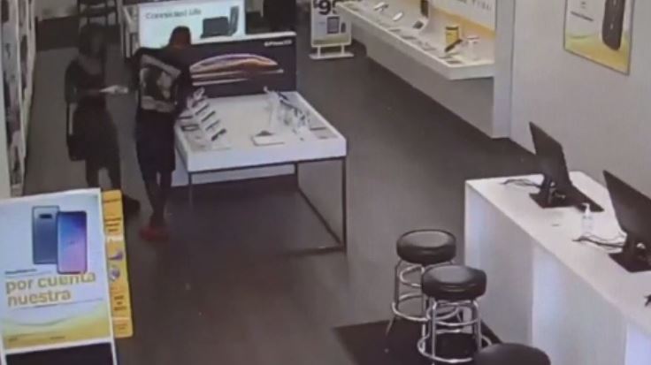 Thieves caught on camera stealing cellphones from Sprint store in Miami ...