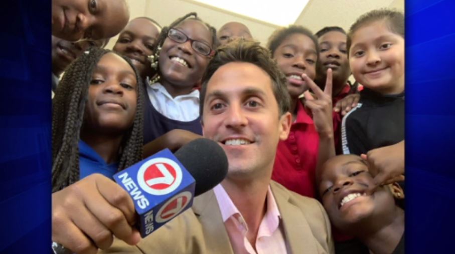 7’s Sheldon Fox shows TV reporting basics to Rock Island Elementary ...