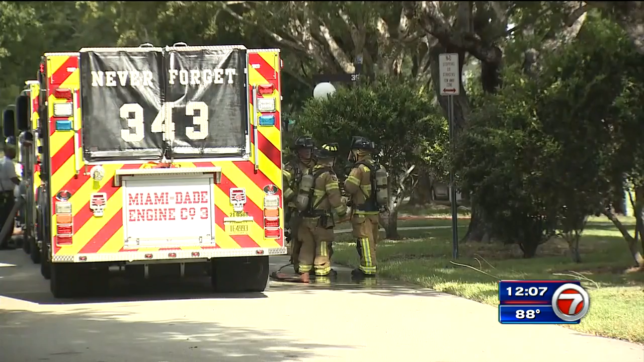 Firefighters battle flames inside SW Miami-Dade townhouse - WSVN 7News ...