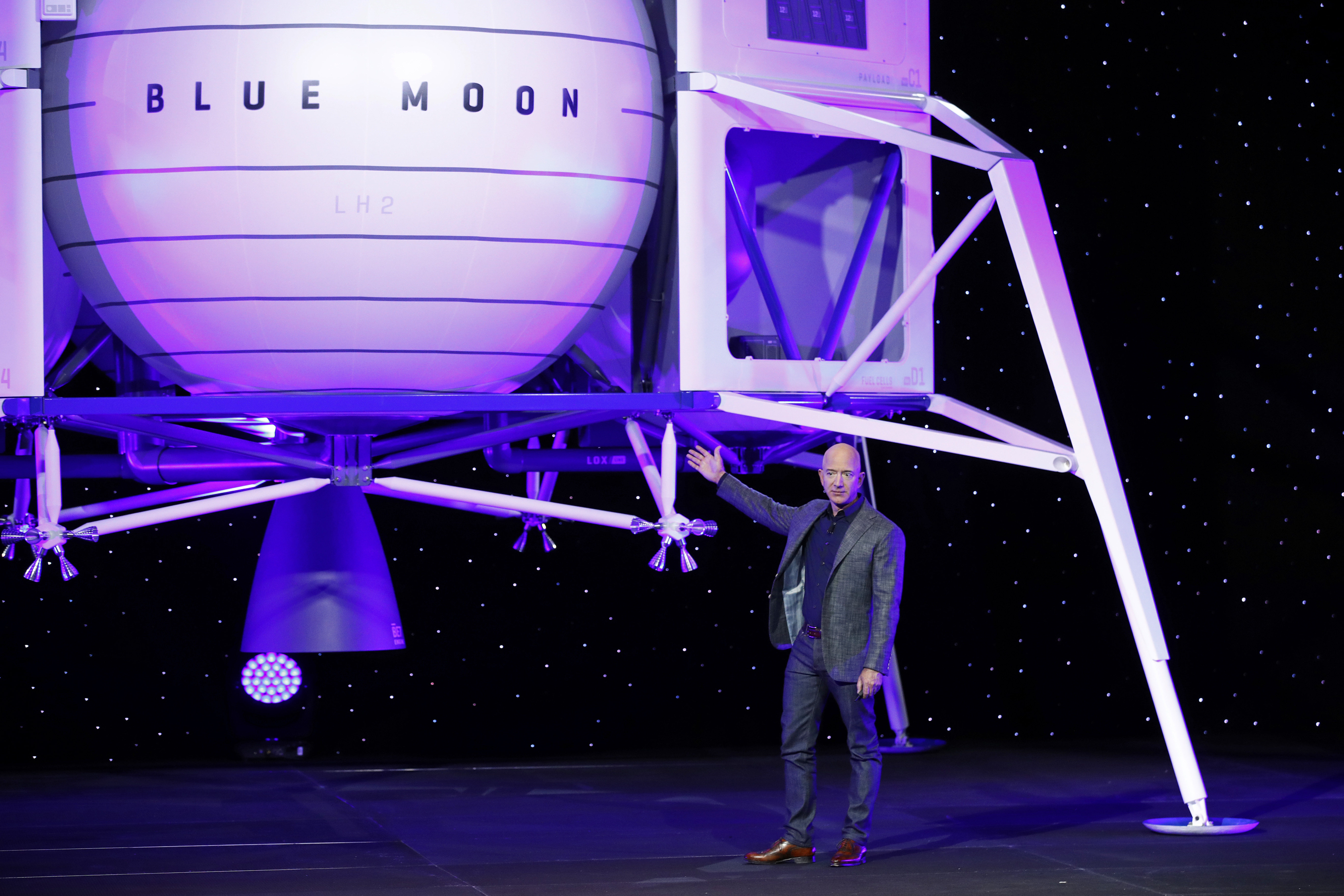 Jeff Bezos says he’ll send a spaceship to the moon - WSVN 7News | Miami ...