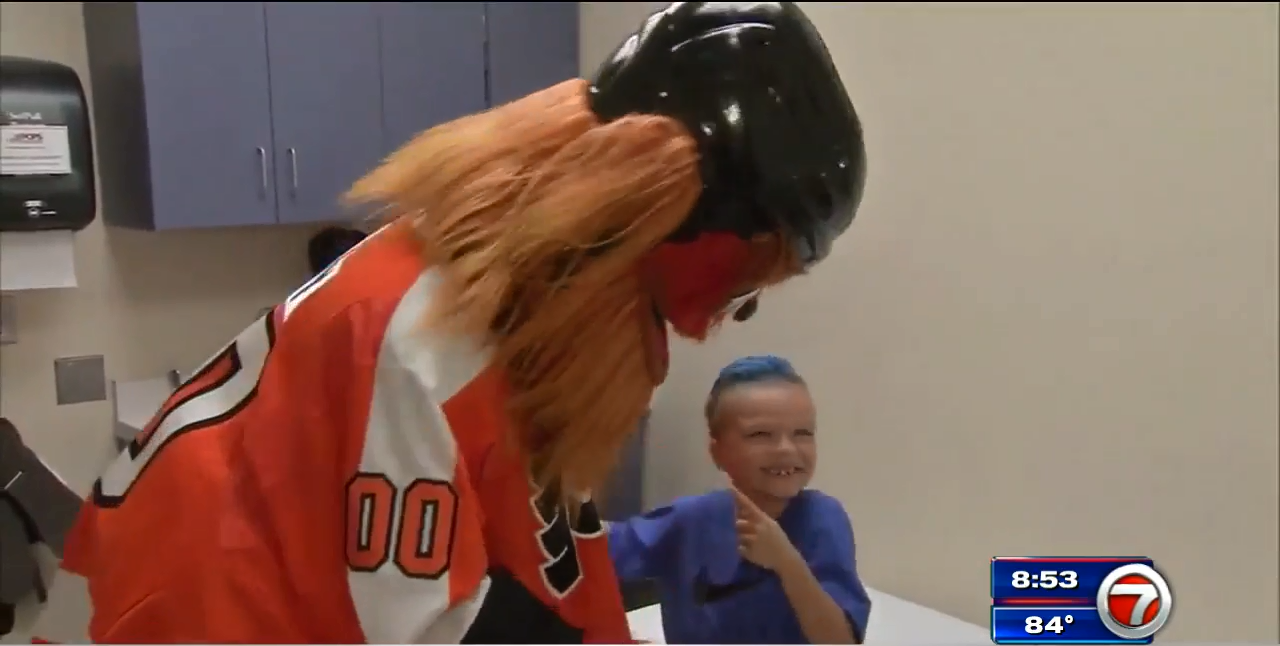 Gritty surprises 7-year-old hockey fan with prosthetic leg repping his ...