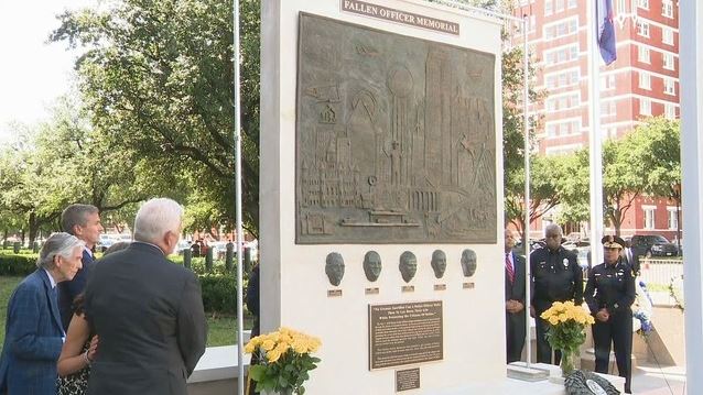 Dallas unveils memorial to police officers killed in 2016 - WSVN 7News ...
