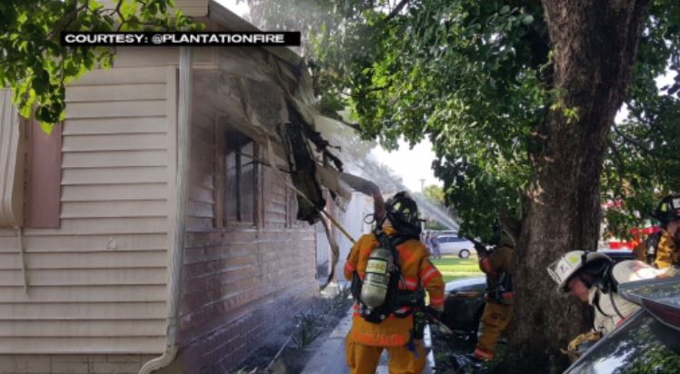 Firefighters extinguish house fire in Plantation – WSVN 7News | Miami ...