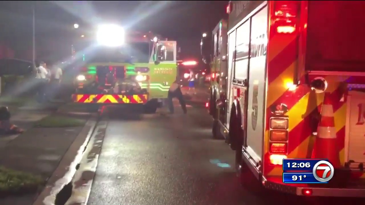 Firefighters battle flames inside SW Miami-Dade home - WSVN 7News ...
