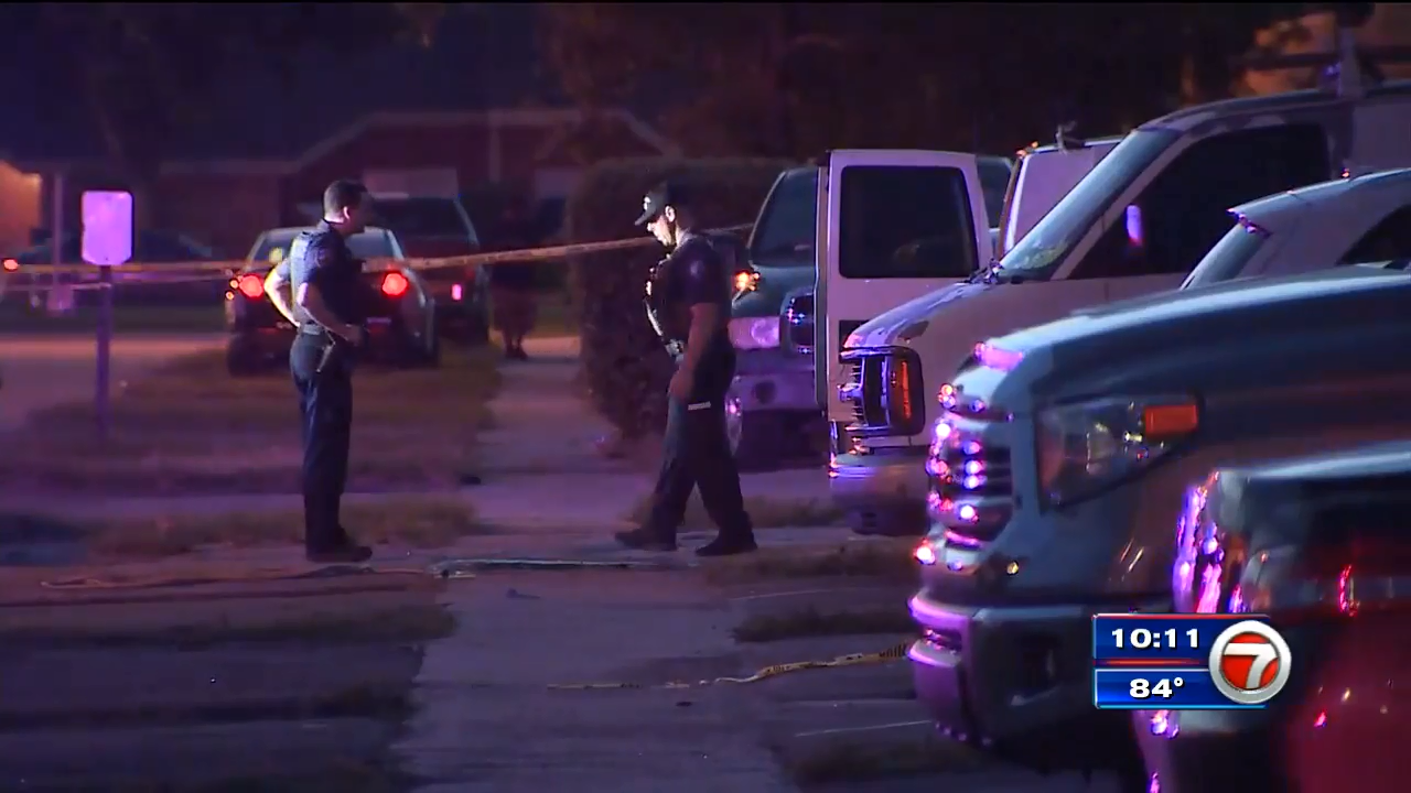 Woman Shot By Stray Bullet In Lauderhill 2 Hospitalized Wsvn 7news