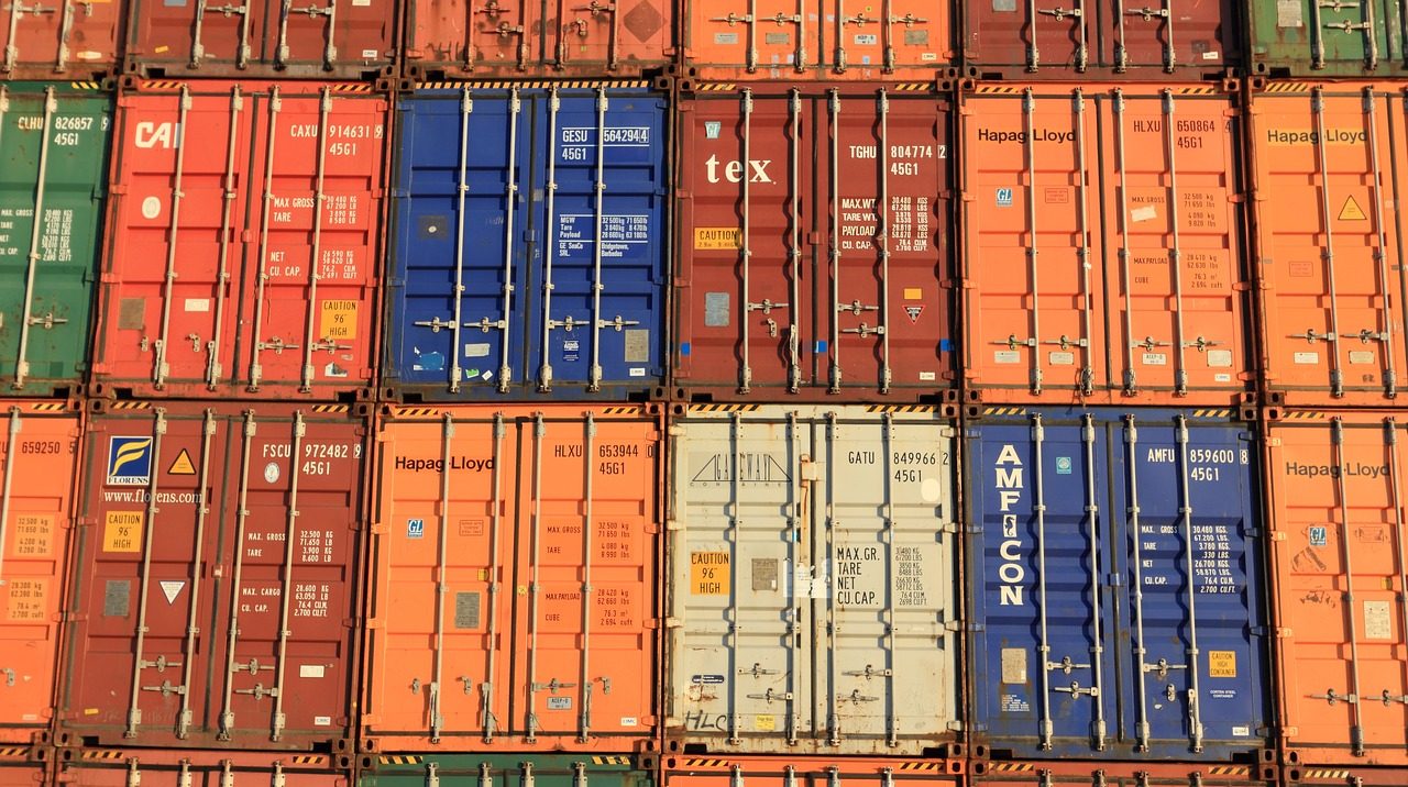 Drug suspects stuck in cocaine-filled shipping container call police on ...