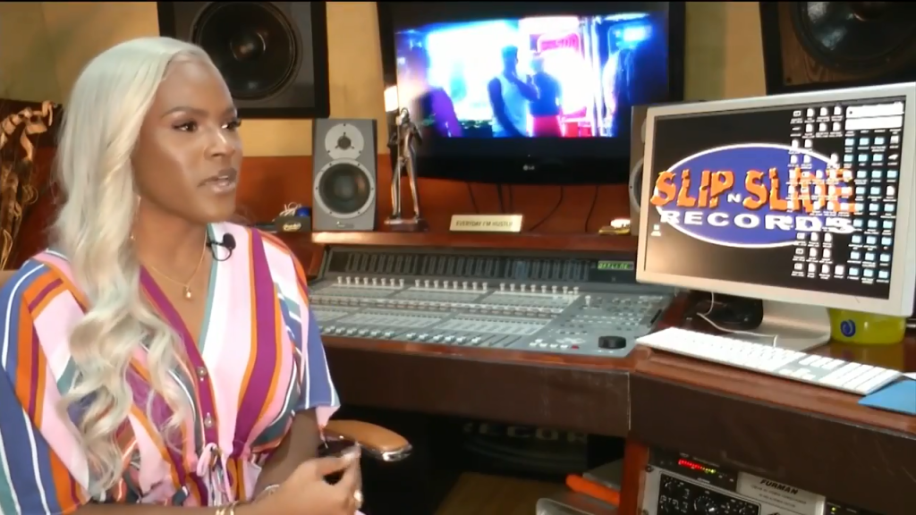 Deco talks with Miami native, rising singer-songwriter Teenear – WSVN ...