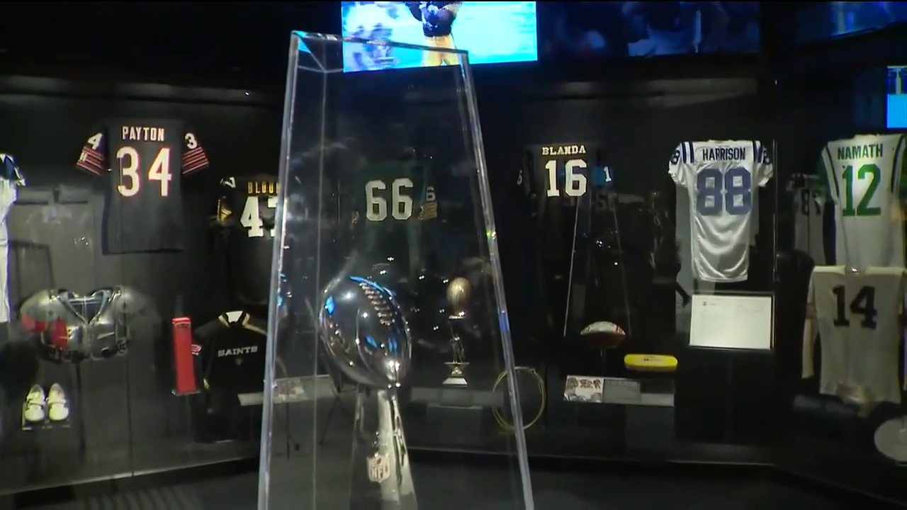 Dolphins Hall-of-Famers unveil Lombardi Trophy in downtown Miami - WSVN ...