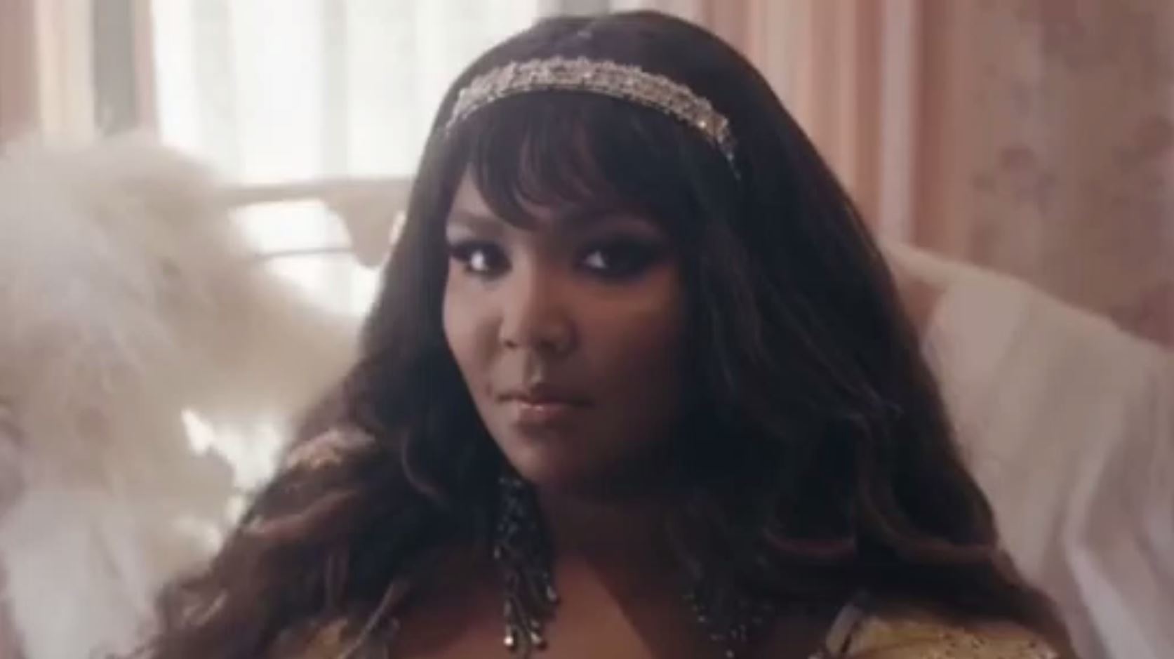 Lizzo twerked in a thong at a Lakers game and it was a moment - WSVN ...