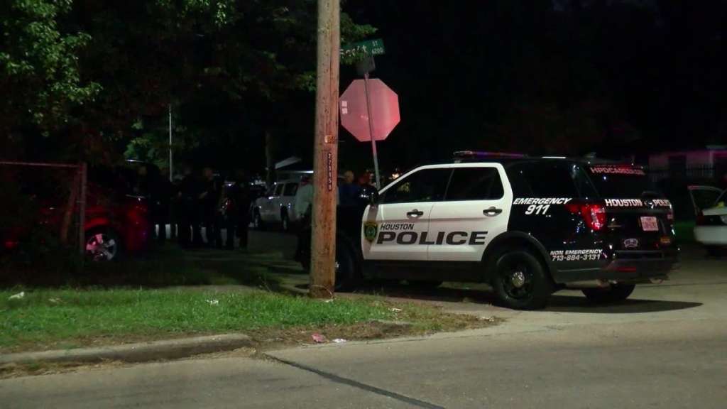 Houston officer shot after 4 suspects beat priest; 1 sought - WSVN ...
