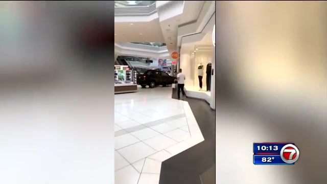 SUV drives through Chicago-area mall, crashes into store - WSVN 7News ...