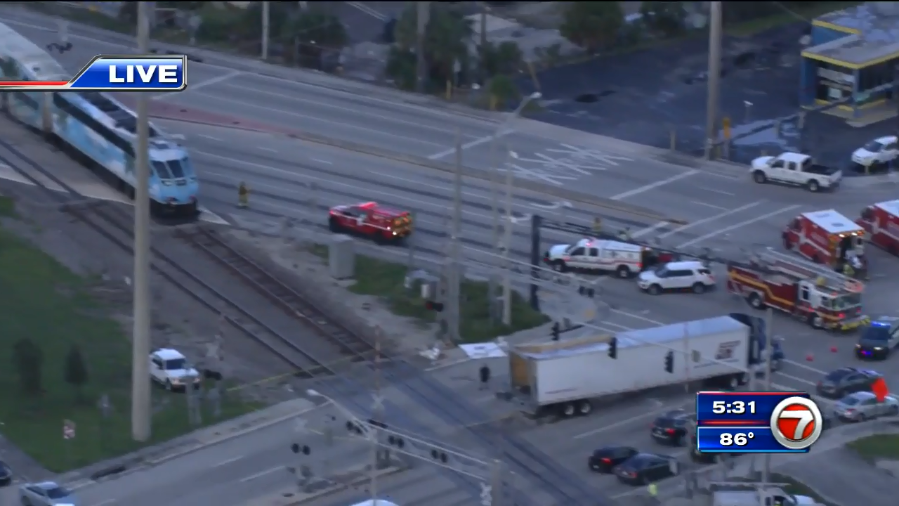 4 transported after Tri-Rail clips rear of tractor trailer in Oakland ...