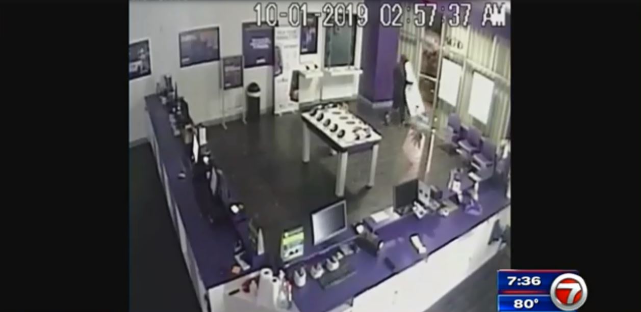 Crook caught on video stealing iPhones from MetroPCS in Miami - WSVN ...