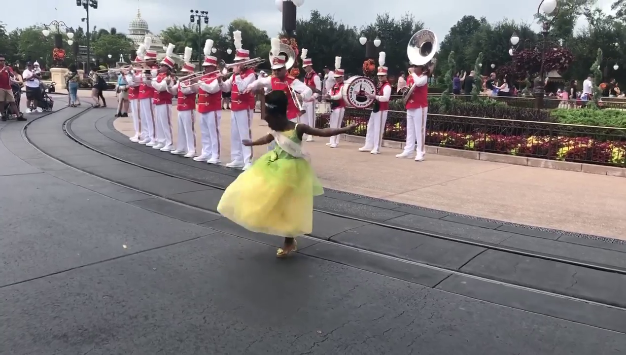 Little girl dressed up as Princess Tiana shows off dance moves at ...