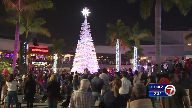 Doral hosts holiday tree lighting ceremony at CityPlace - WSVN 7News ...