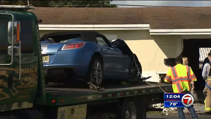 Driver flees scene after crashing car into Pompano Beach home - WSVN ...