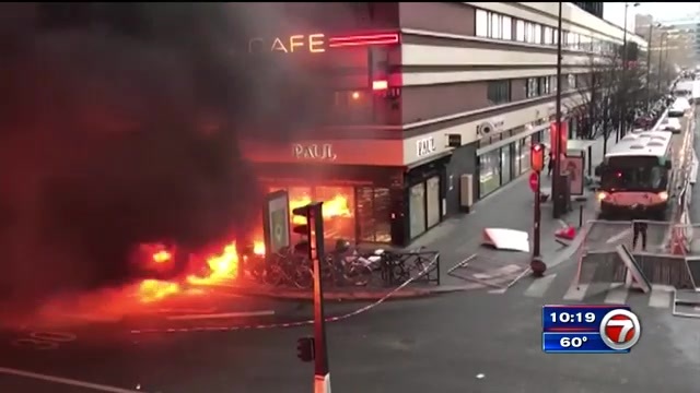 Historic Paris train station evacuated due to nearby fire - WSVN 7News ...