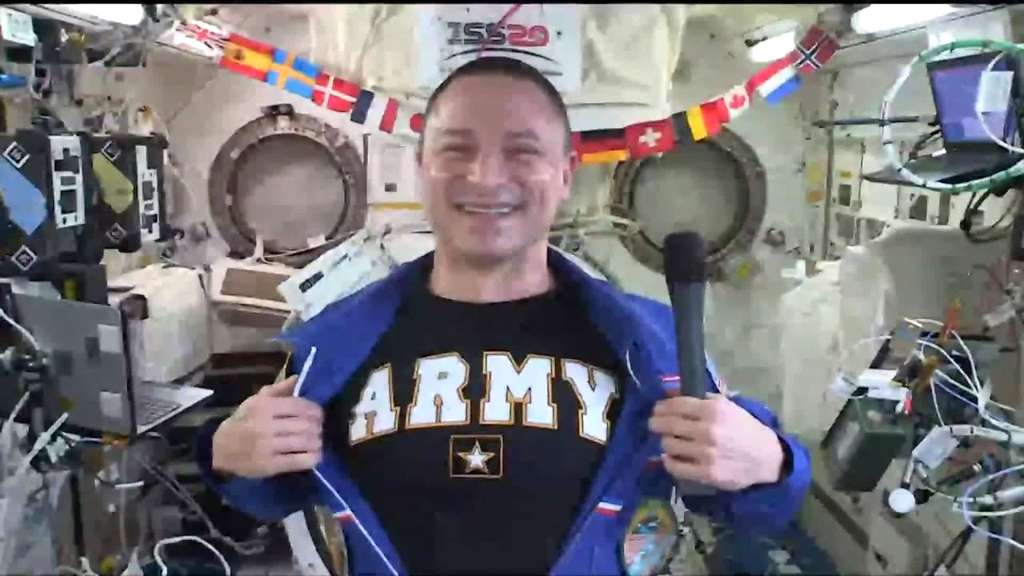 1,000 Army recruits made history by taking an oath of enlistment from ...