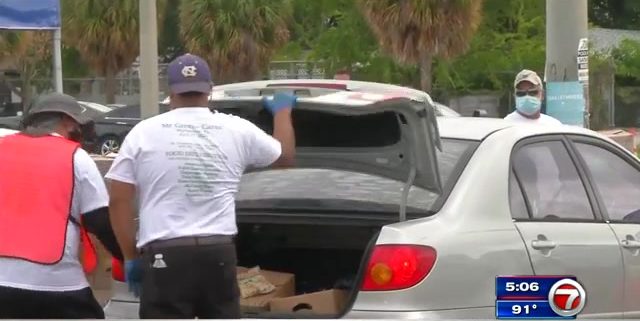 Miami mayor hosts large food distribution at Mana Convention Center ...