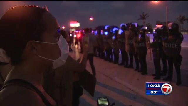 Hundreds march peacefully in parts of Miami, I-95, prompting road ...