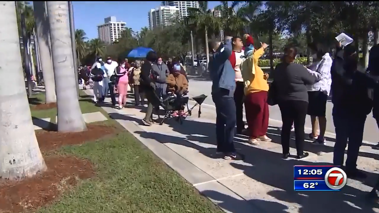 Hundreds of Miami residents line up at Regatta Park for gift card ...