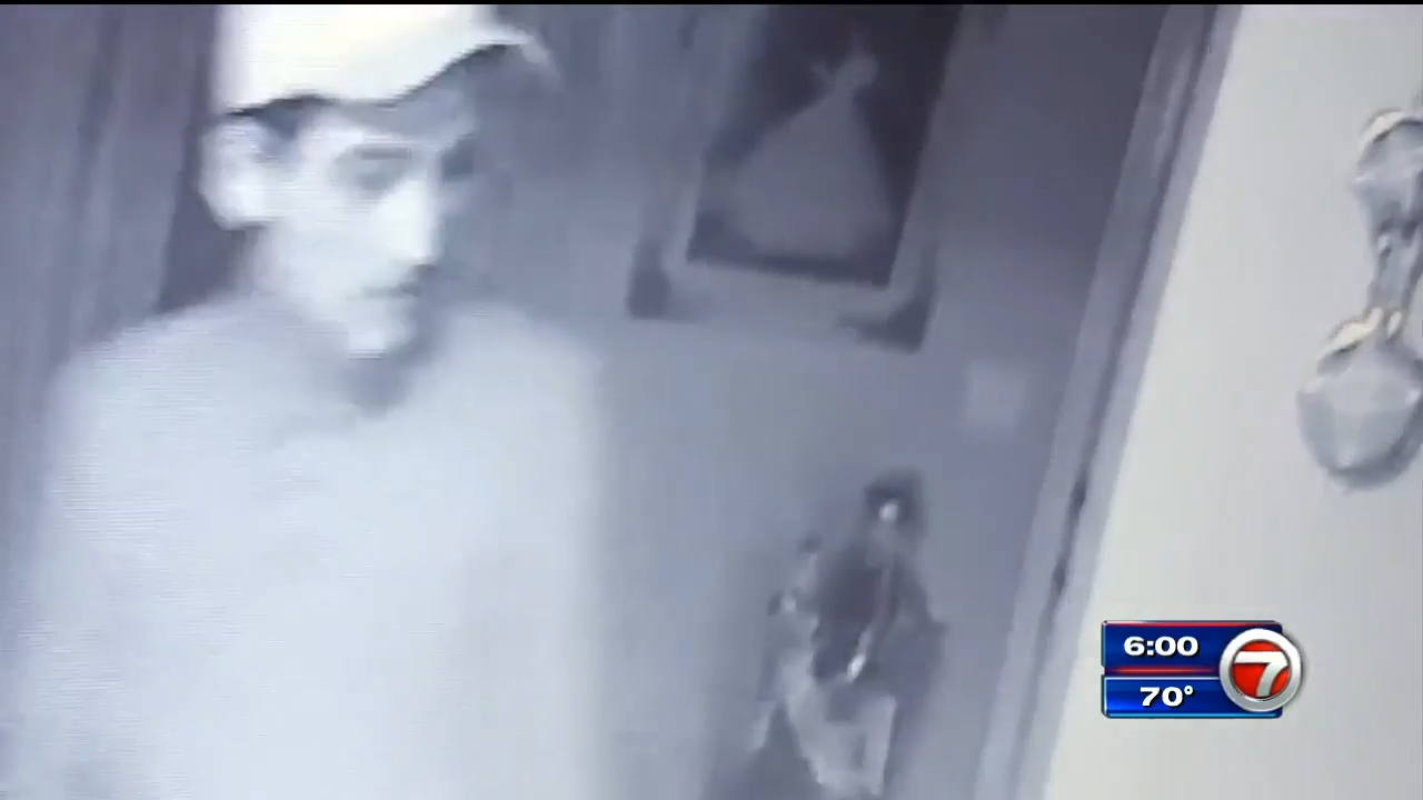 Daughter 2 Crooks Distract Mother Steal Thousands In Jewelry Cash