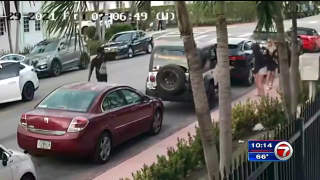 Video shows tourists targeted by armed robber in South Beach; suspect ...