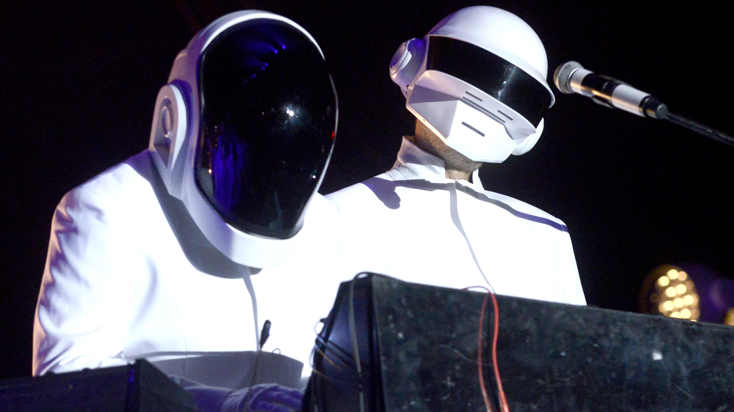 Daft Punk, the influential French dance music duo, are splitting up ...