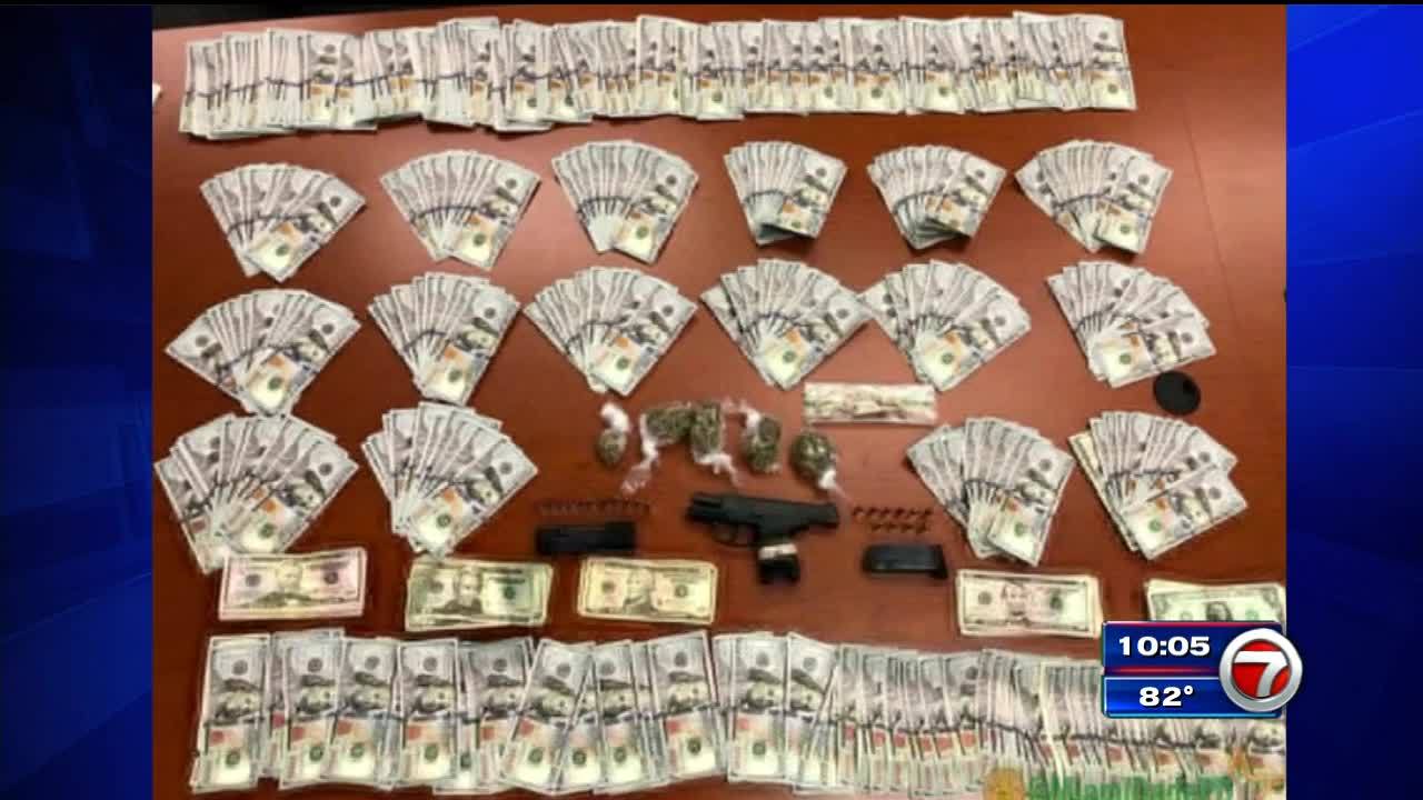 Miami-Dade Police seize guns, cash during traffic stop - WSVN 7News ...
