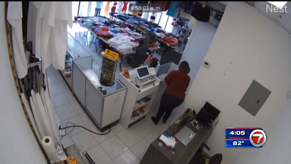 Robber steals valuables, points gun at Miami jewelry store employee ...
